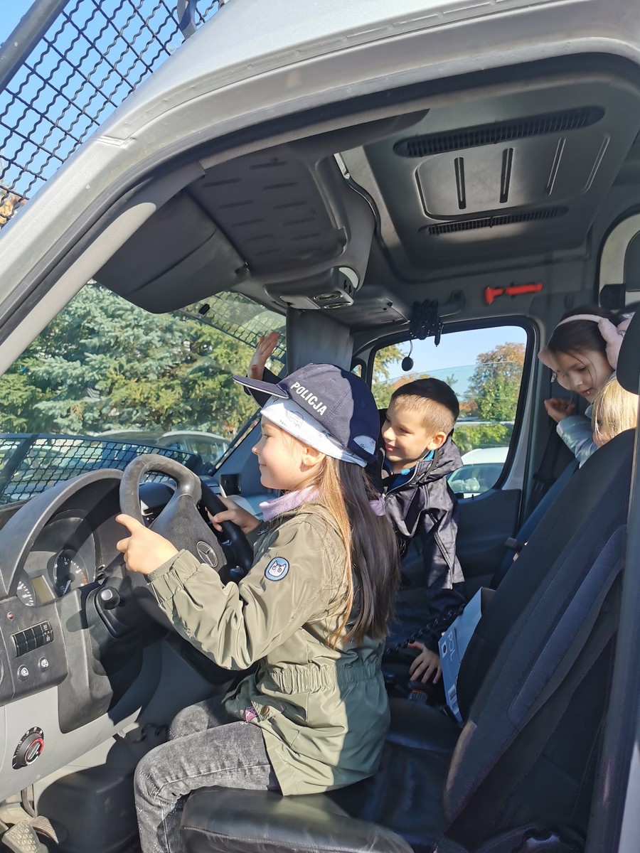 Wizyta policjantów OPP w Szczecinie w Szkole Podstawowej w Kobylance ...