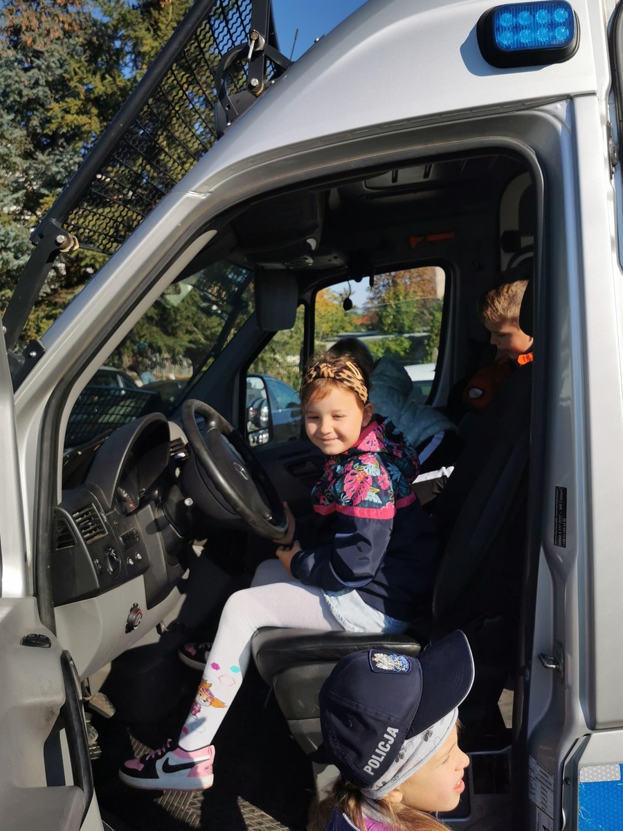 Wizyta policjantów OPP w Szczecinie w Szkole Podstawowej w Kobylance ...