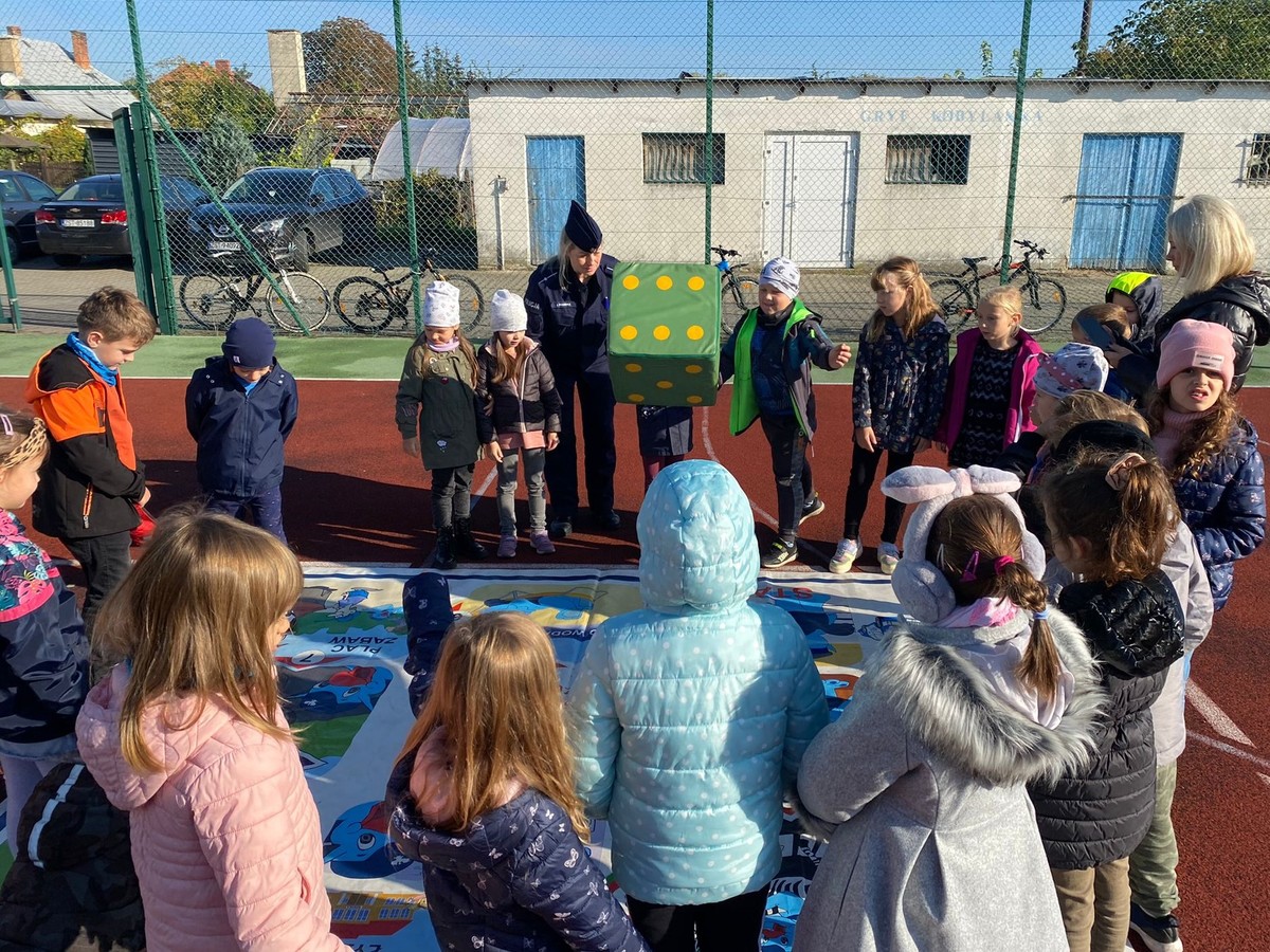 Wizyta policjantów OPP w Szczecinie w Szkole Podstawowej w Kobylance ...