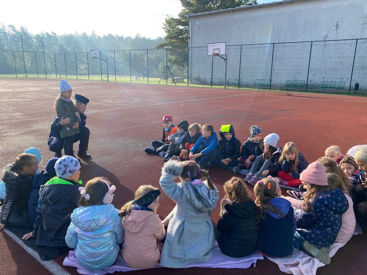 Wizyta policjantów OPP w Szczecinie w Szkole Podstawowej w Kobylance ...